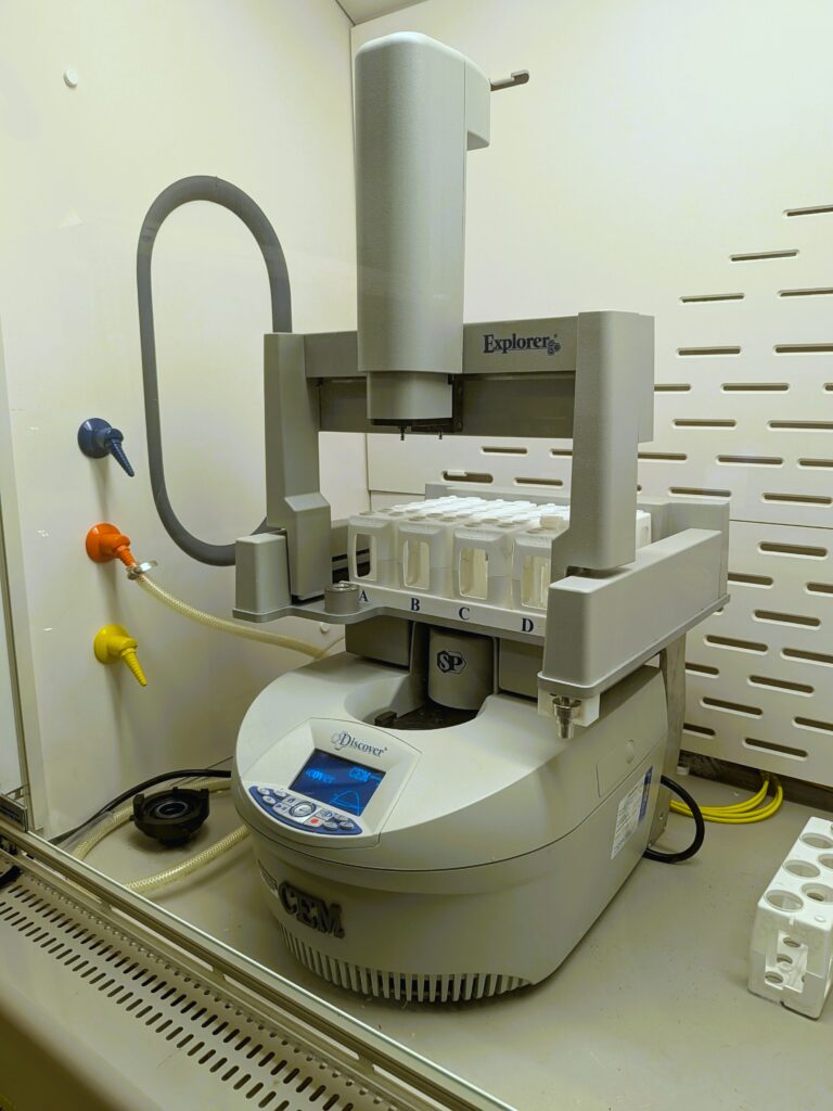 CEM Discover SP Microwave synthesizer - UW MEM·C